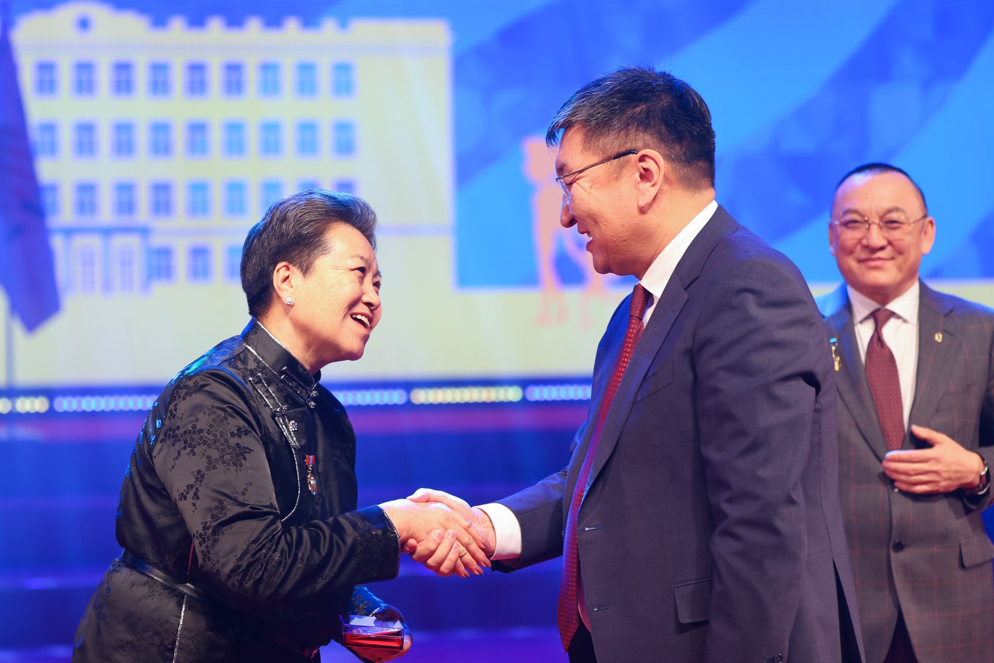 Нийслэлийн ерөнхий боловсролын Нэгдүгээр сургуулийг Сүхбаатарын одонгоор шагналаа