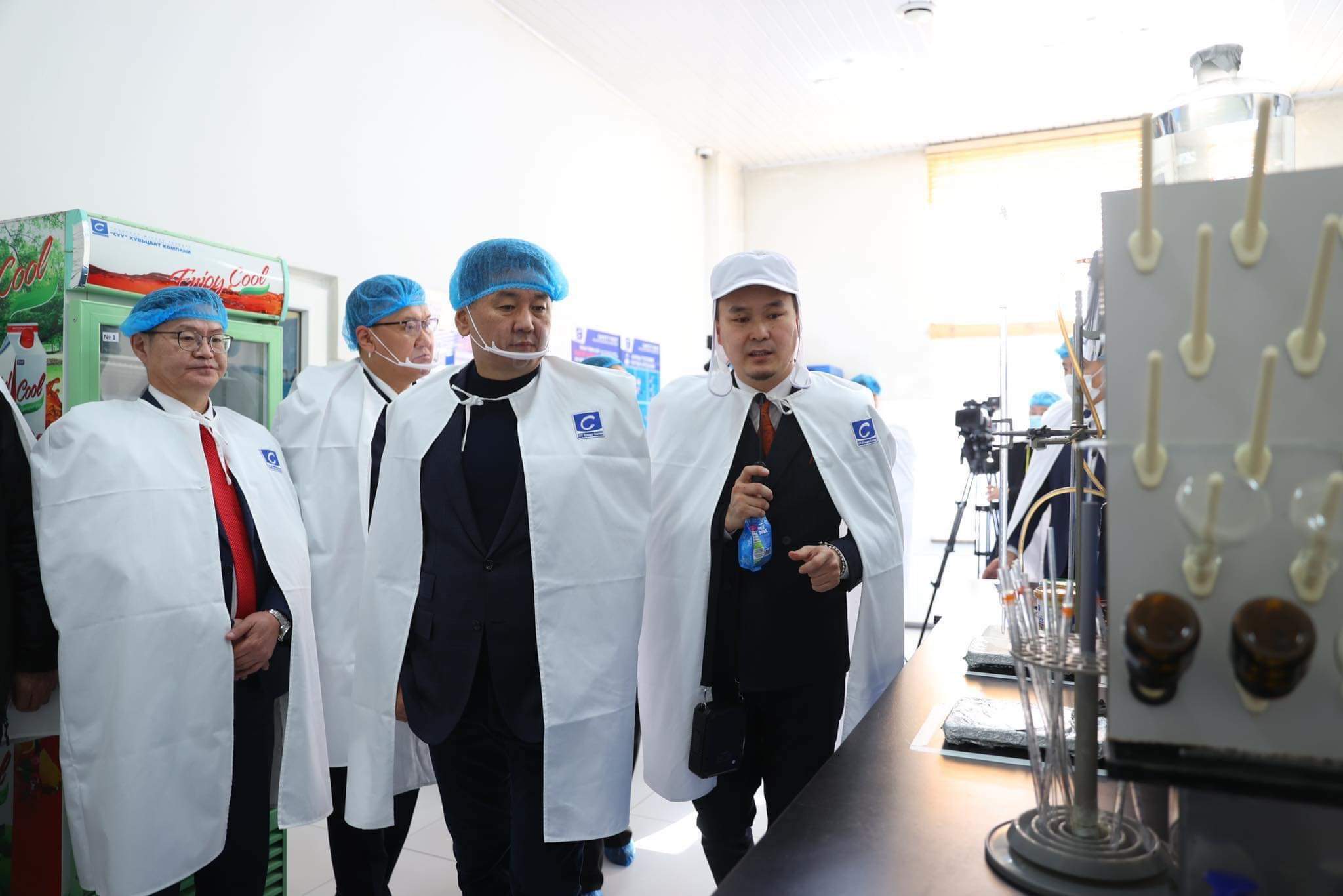 Ерөнхийлөгч У Хүрэлсүх үндэсний үйлдвэрлэгч ААН үүдэд ажиллаж байна