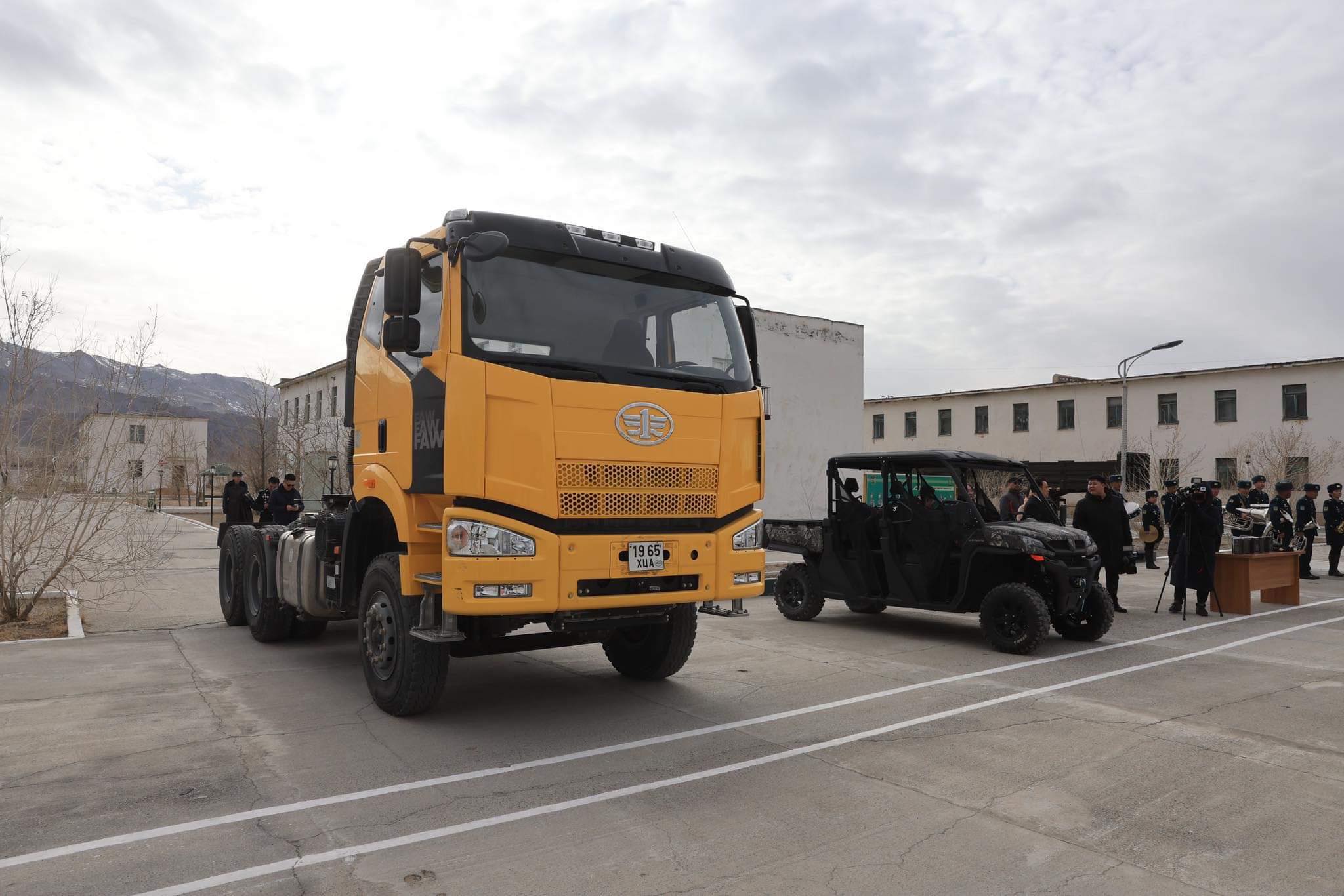 Ерөнхийлөгч У Хүрэлсүх баруун хилд үүрэг гүйцэтгэж буй хилийн цэргийн алба хаагчидтай уулзлаа