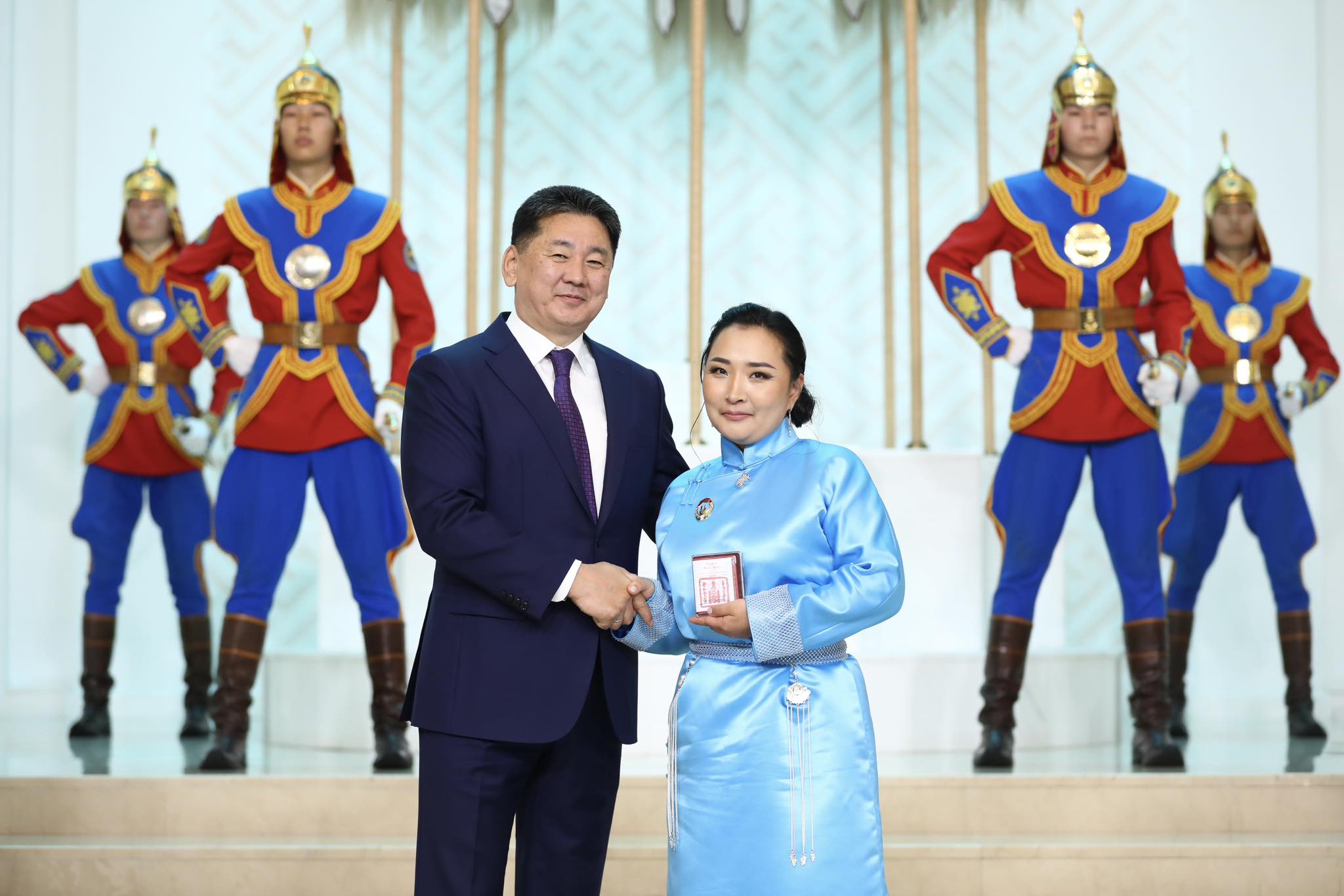 Монгол Улсын Ерөнхийлөгч У Хүрэлсүх ээжүүдэд Алдарт эхийн одон гардууллаа Монгол Улсын