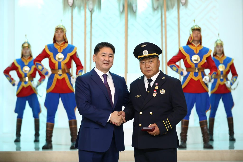 Гавьяат тамирчин Ч Дамдиншарав Эрүүлийг хамгаалахын гавьяат ажилтан Д Мөнхөө нарт Хөдөлмөрийн