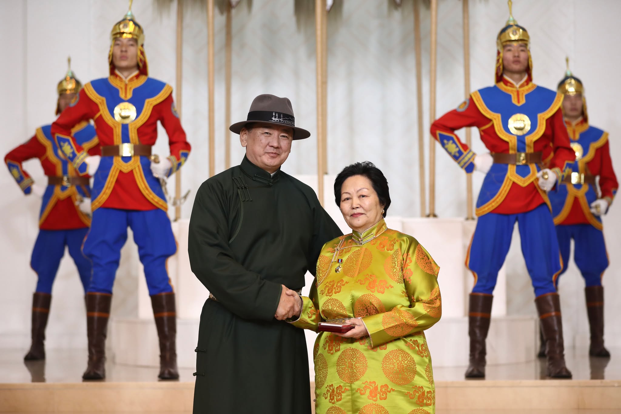 Ерөнхийлөгч У Хүрэлсүх төрийн дээд цол одон медаль гардууллаа