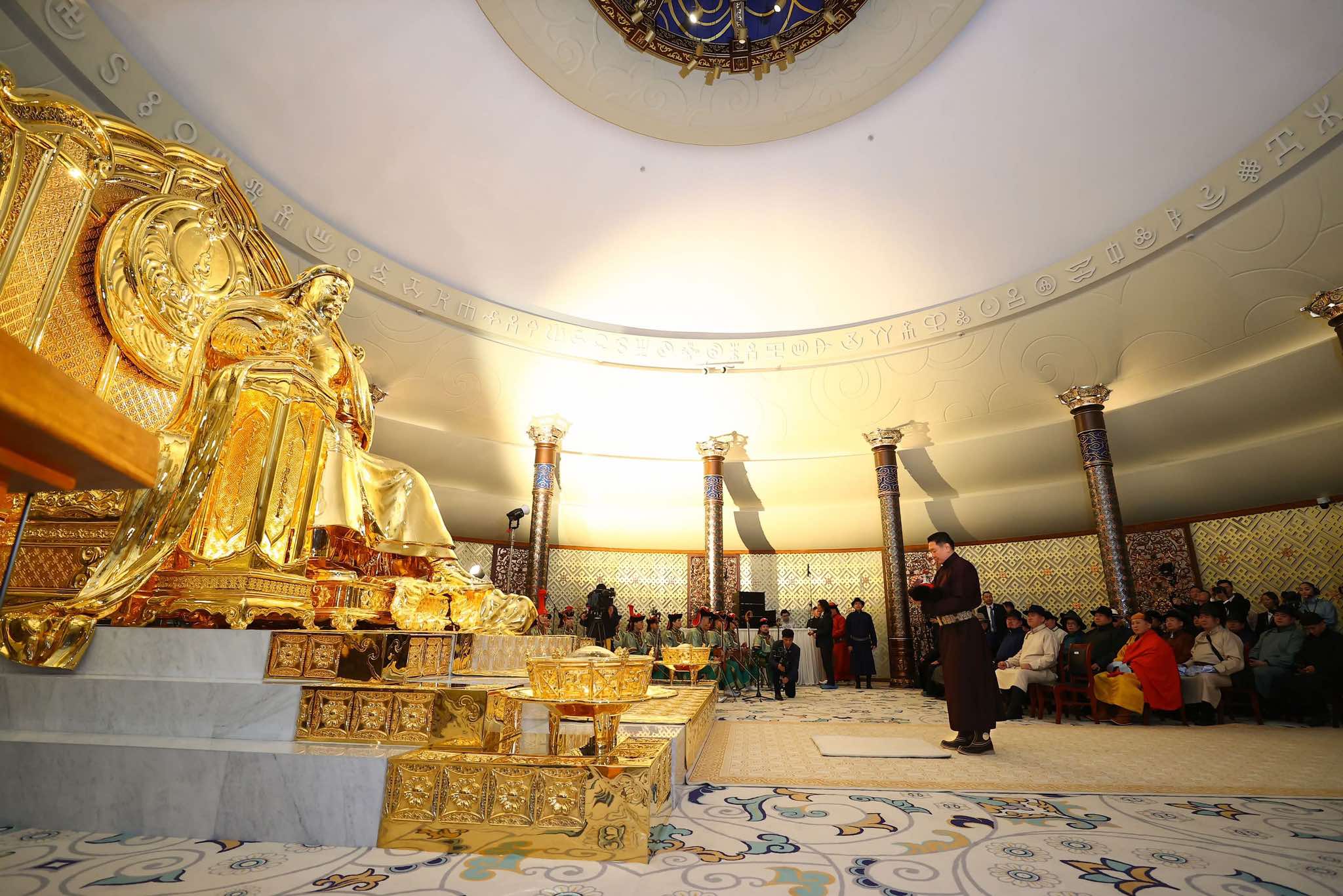 “Чингис хаан” музейд Их хааны алтан хөшөөг заллаа - Монгол Улсын ...