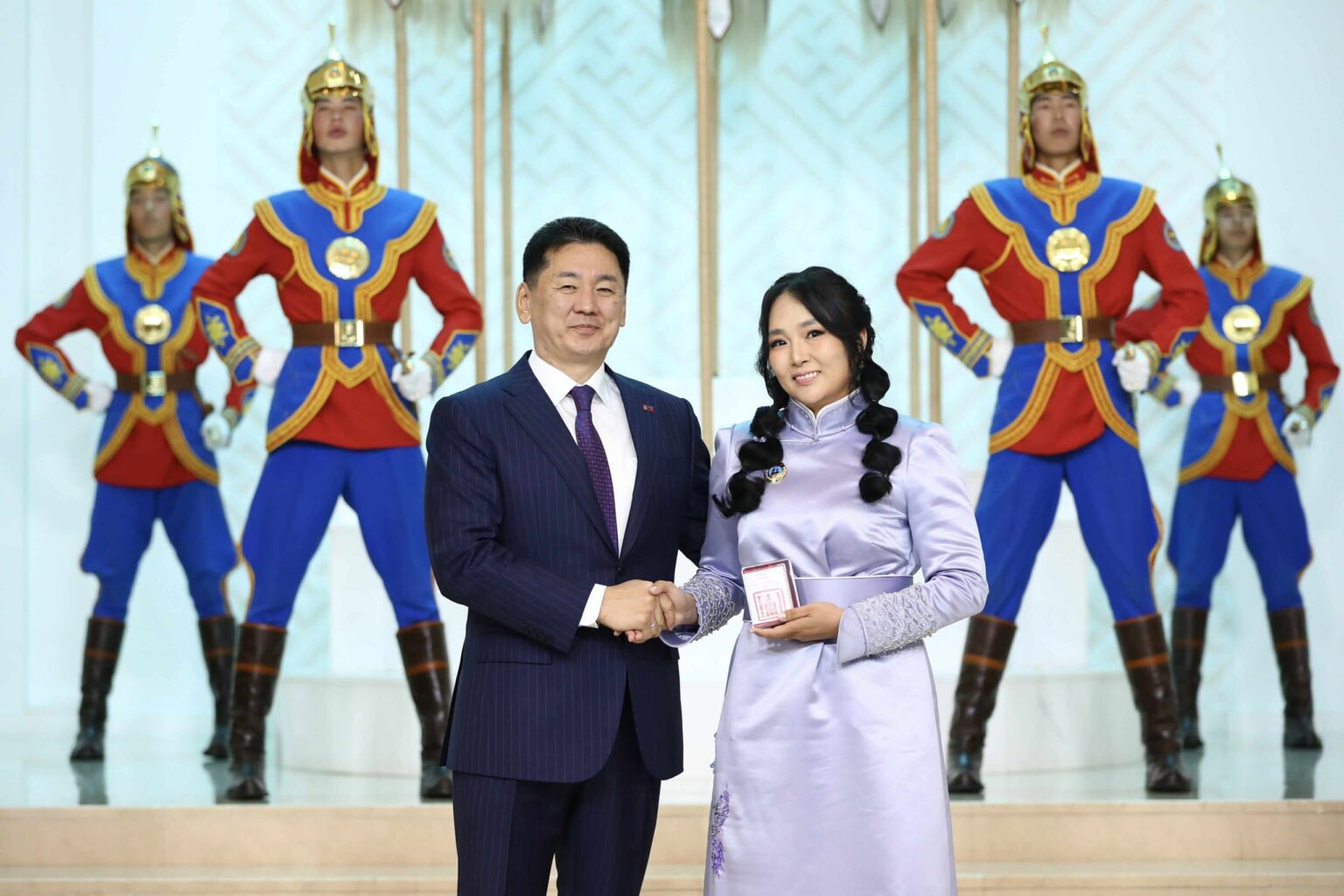 Монгол Улсын Ерөнхийлөгч У Хүрэлсүх ээжүүдэд Алдарт эхийн одон гардууллаа