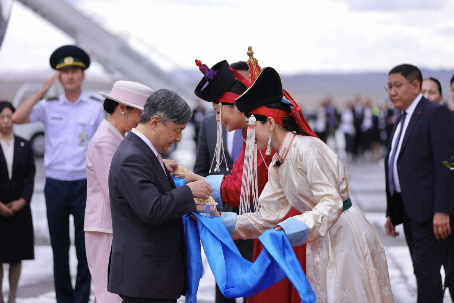 ЯПОН УЛСЫН ЭЗЭН ХААН ХАТНЫ ХАМТ ТӨРИЙН АЙЛЧЛАЛ ХИЙХЭЭР ИРЛЭЭ